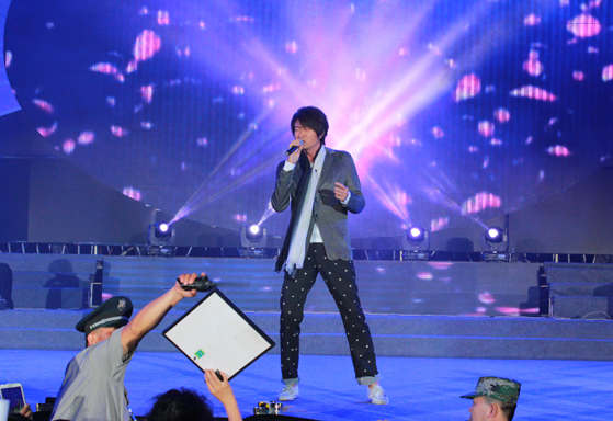 游鸿明亮相引发全城沸腾 二十周年演唱会年底开启_音乐频道_凤凰网