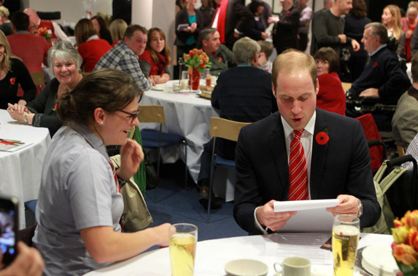 威廉王子看橄榄球 获赠裸体日历赞不绝口_凤凰时尚